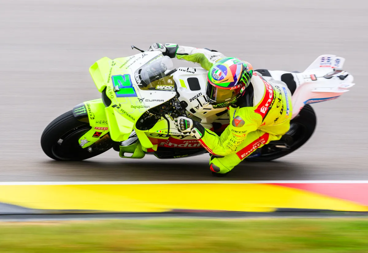 Horrorbukás: rongybabaként repült a 200-as tempónál bukó motoros ...