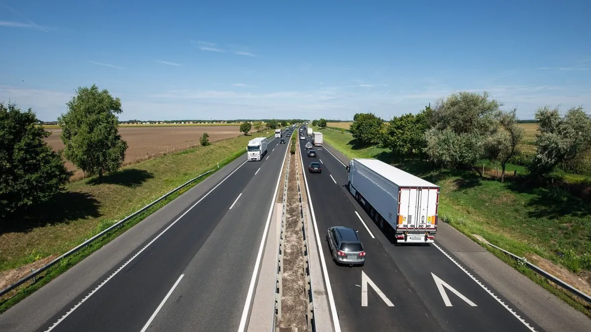 Karambol miatt áll a forgalom az M1-esen - ORIGO