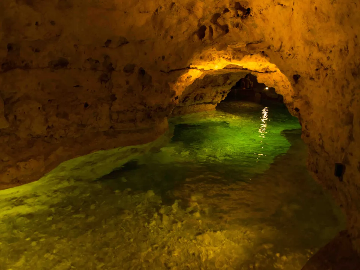 Tapolcai-tavasbarlang: cseppkövek, kristálytiszta víz és egyedülálló ...