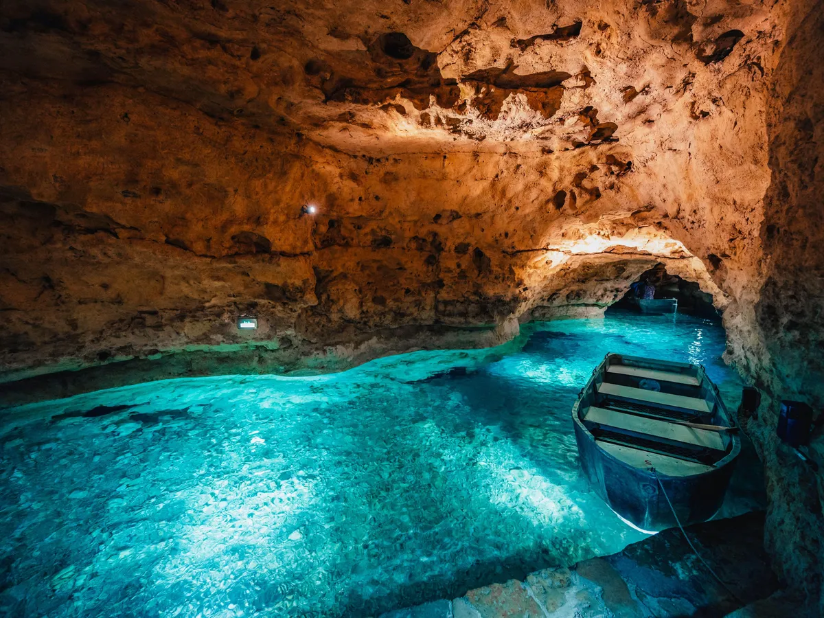 Tapolcai-tavasbarlang: cseppkövek, kristálytiszta víz és egyedülálló ...