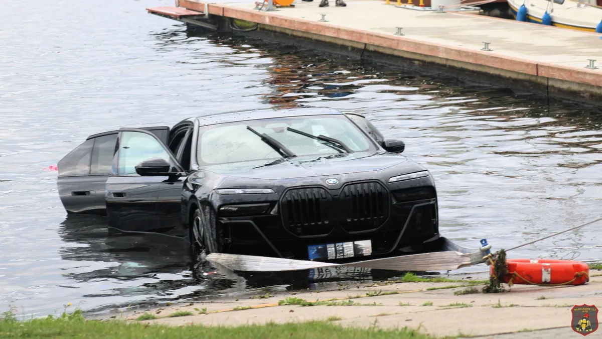 Videón, ahogy vízbe tolat hatvan milliós BMW-jével a sofőr - ORIGO