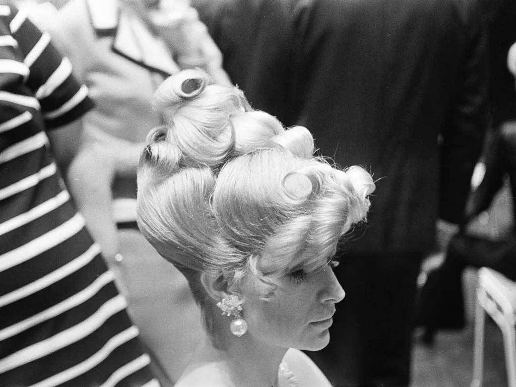 Tupír, dauer és egyéb frizuraőrületek – ilyenek voltak a retro ...