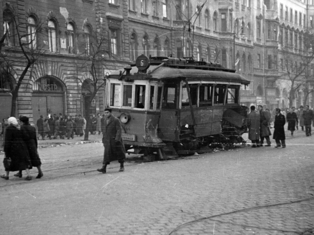Lélegzetelállító képek, ilyen volt Budapest 1956-ban - ORIGO
