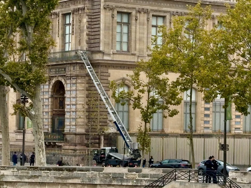 Rablás a Louvre-ban: tolvajok vitték el a királyi ékszereket - ORIGO