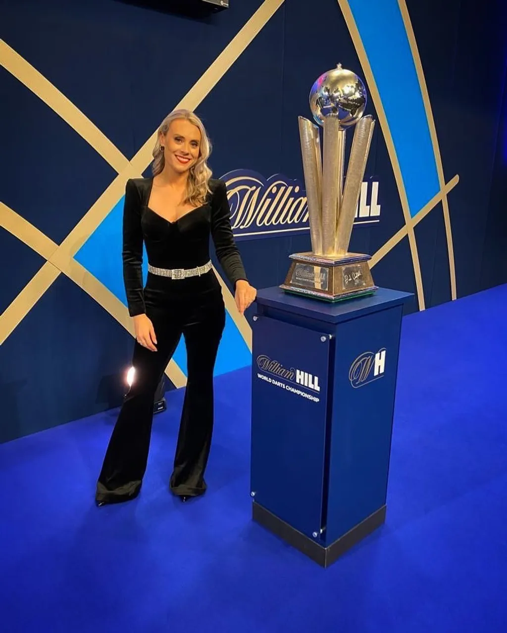 A darts-vb dögös háziasszonya, Emma Paton ellopja a show-t - ORIGO