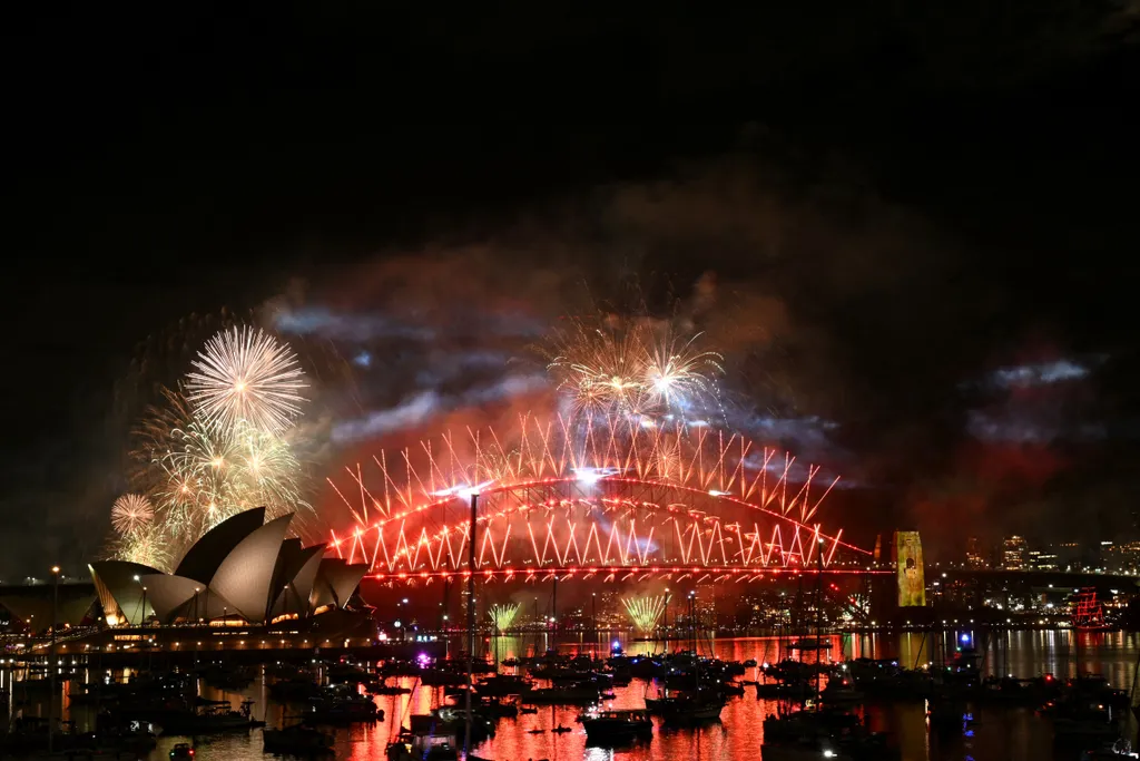 Képeken az újévi tűzijáték Sydneyben | origo.hu