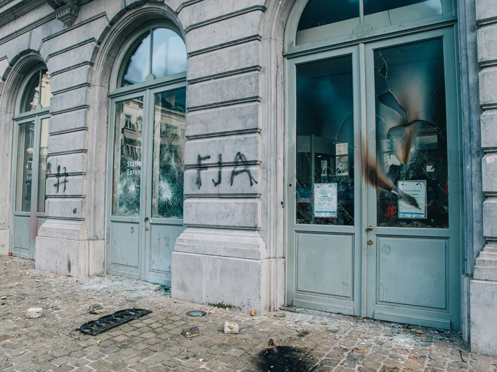 Brutális képeken a brüsszeli gazdatüntetés – galéria - ORIGO