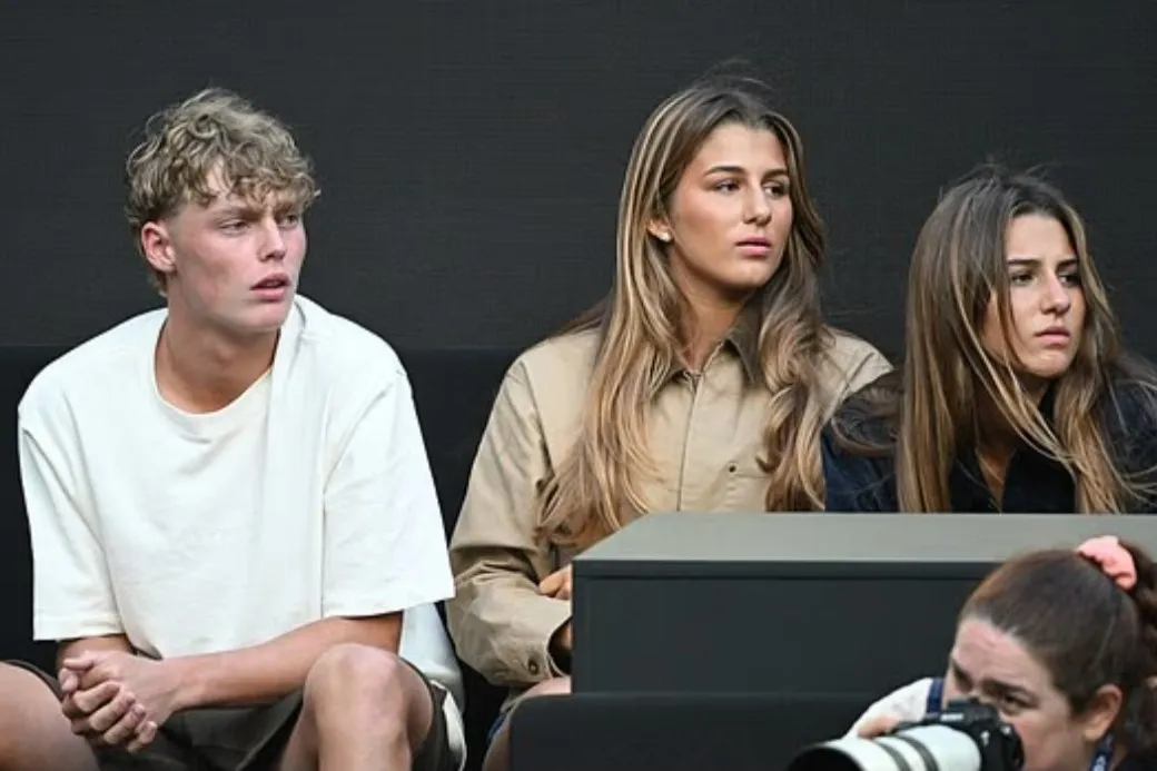 Roger Federer lányai Lleyton Hewitt fiával néztek meccset - ORIGO