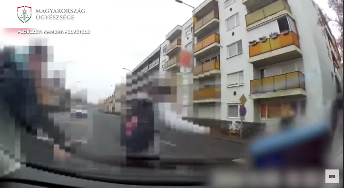 A taxi fedélzeti kamerája rögzítette, amint elütött két gyereket ...