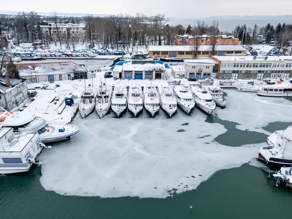 Látványos fotókon a befagyott Balaton - ORIGO