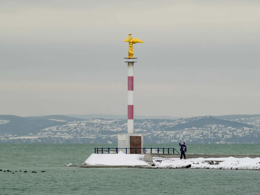 Látványos fotókon a befagyott Balaton - ORIGO