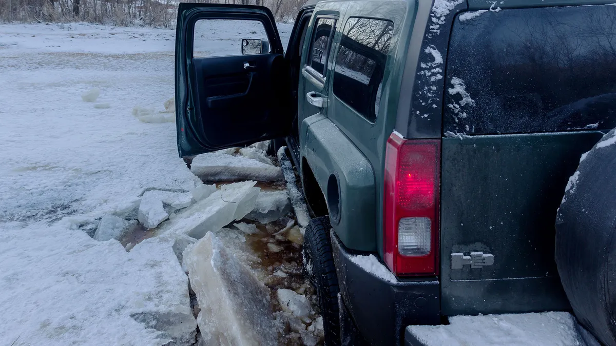 Hummer eladó: beszakadt a jég alá, mos meg lehet venni - ORIGO