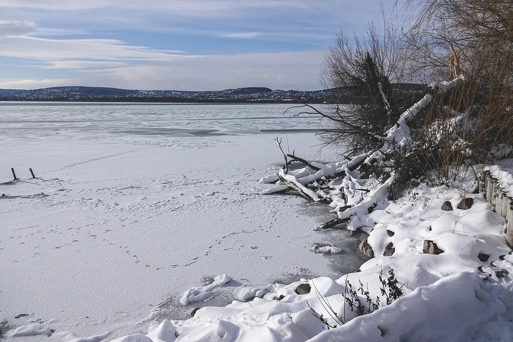 Látványos fotókon a jeges Balaton | origo.hu