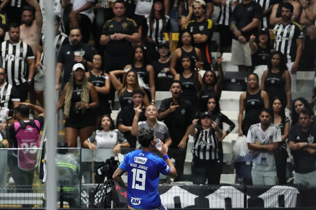A brazilok sztárját megdobálták sörrel, ő inkább beleivott - ORIGO