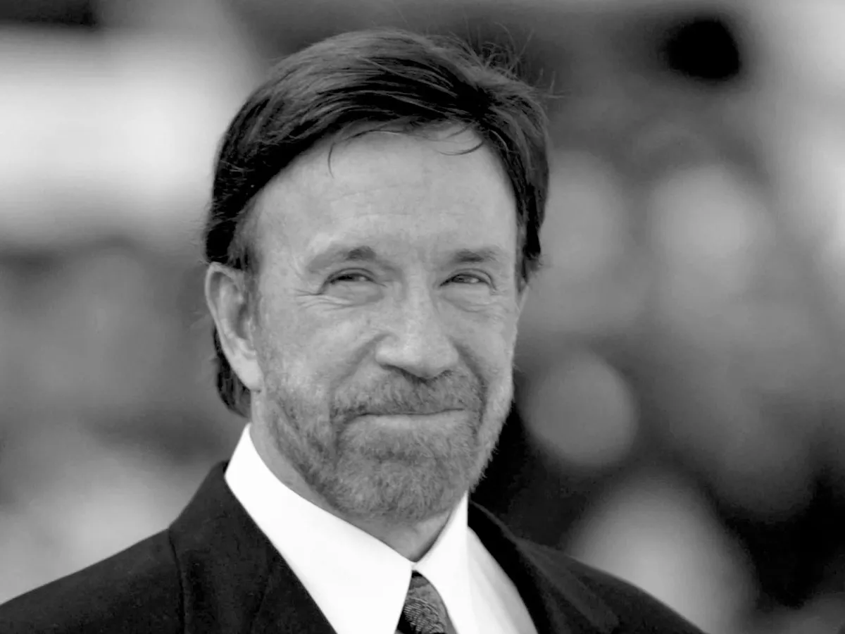 Chuck Norris gyors rúgásával emlékezünk a küzdősport és az akciófilmek ...