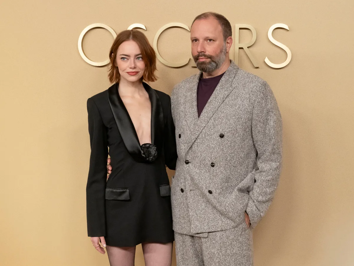 Emma Stone képtelen megválni a bolond görög rendezőjétől: itt a ...