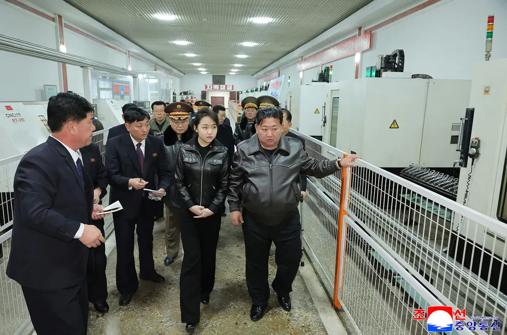 Kim Dzsongun látogatása egy észak-koreai fegyvergyárban | origo.hu