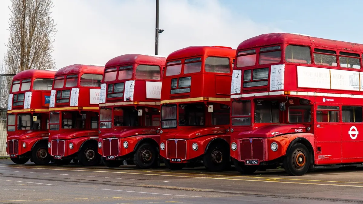 Busz: eladják London ikonikus piros járműveit - ORIGO