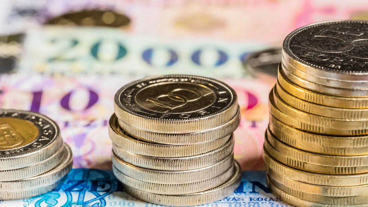 Vége a forint ralijának: lélektani határ fölött ragadt az euró - ORIGO