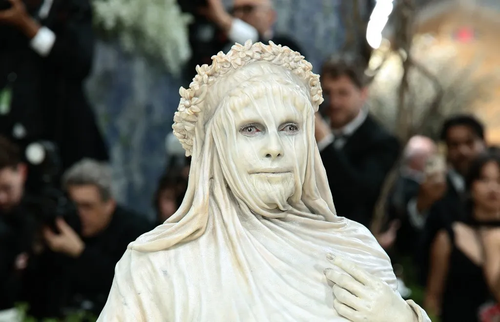 Heidi Klum szoborrá változott a Met-gálán | origo.hu