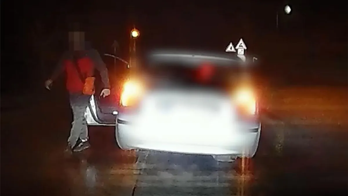 A nadrágját letolva, a nemi szervét mutogatva őrjöngött egy autós Gödön ...