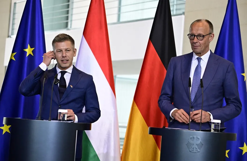 Berlinbe érkezett Magyar Péter, Friedrich Merz kancellárral találkozik ...
