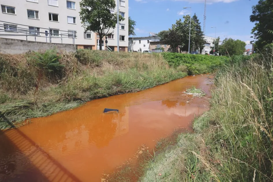 Narancssárgává változott a Szinva patak vize, már vizsgálódnak a ...